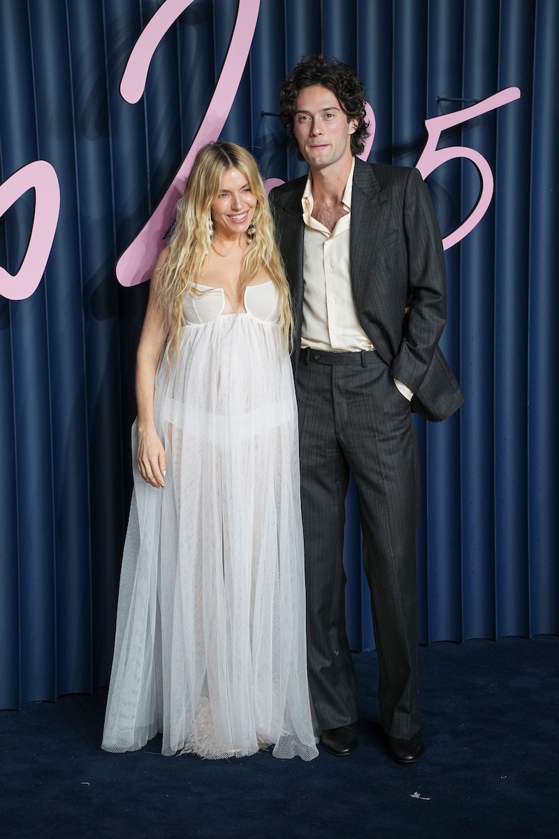 Actrice Sienna Miller voor derde keer zwanger en toont babybuik op ...