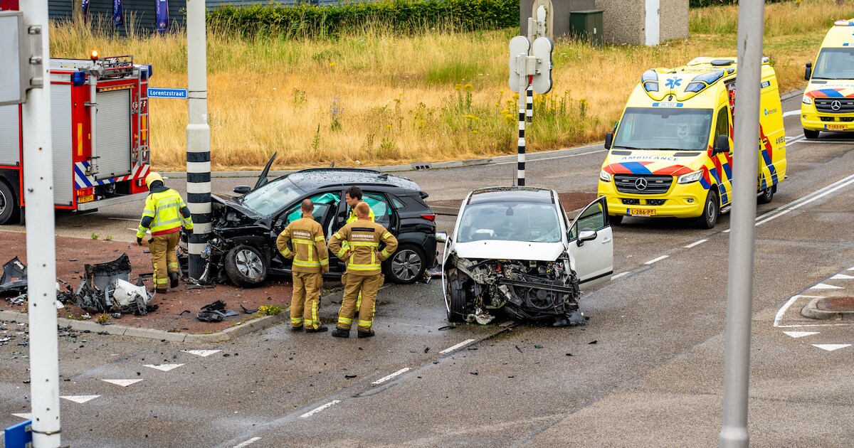Flinke ravage door botsing twee auto’s in Harderwijk, drie mensen naar ...