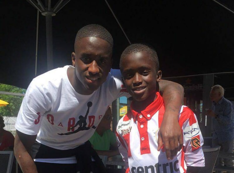 Trotse moeder kijkt hoe broers Jamiro Monteiro en Ayoni Santos voor het ...