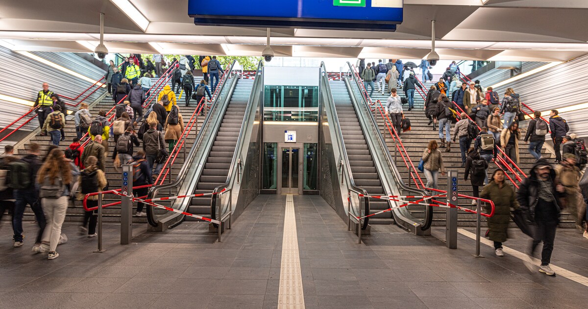 Vier van de tien roltrappen op station Zwolle staan al weken stil: hoe ...