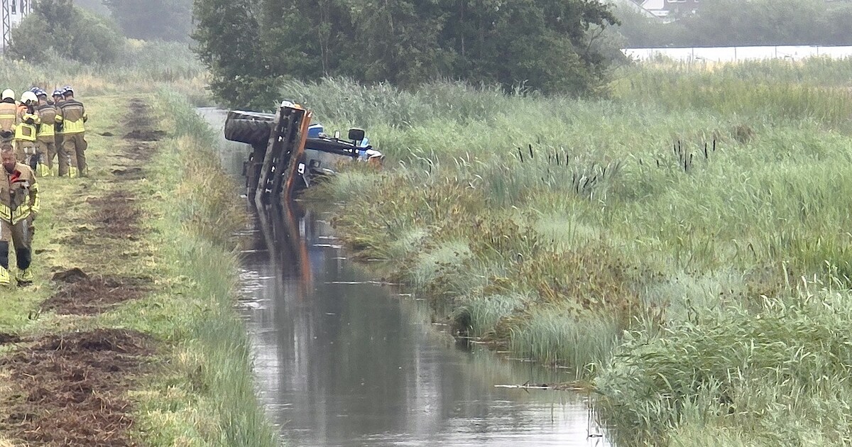 Hulpdiensten uitgerukt voor voertuig te water in Rijssen: trekker ...