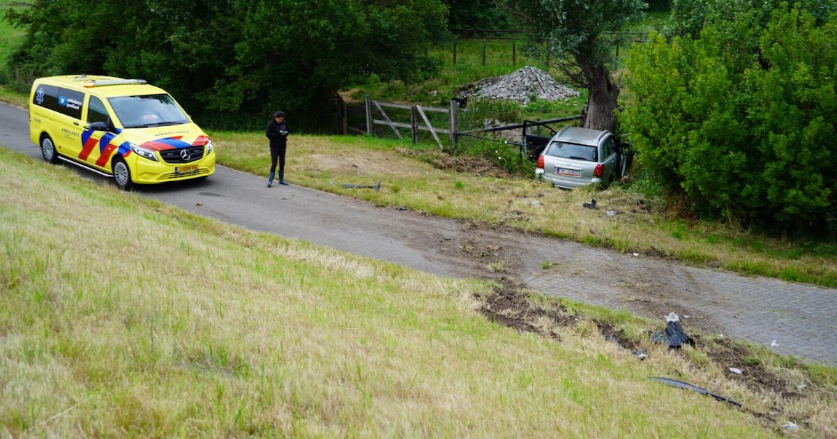 Bestuurder gewond die van de weg af raakt bij Zwartsluis | Regio | De ...