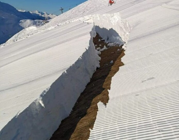 Bizarre scheuren in skipiste als gevolg van wisselvallig weer ...