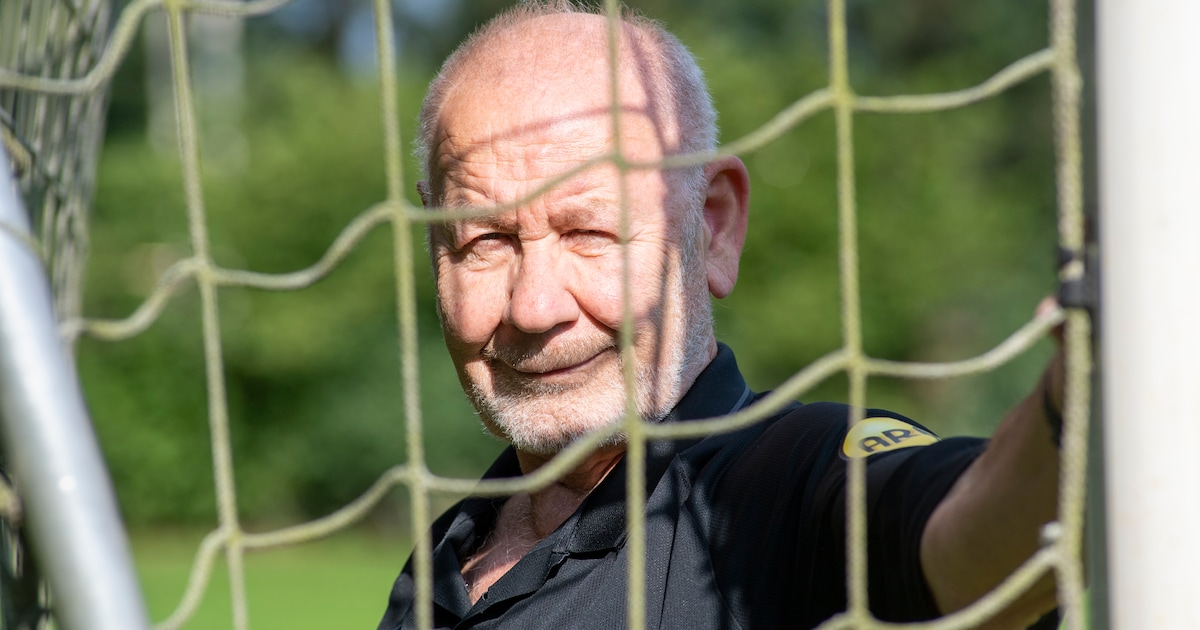 Louis (77) uit Slagharen gaat zijn 54ste seizoen als scheidsrechter in ...