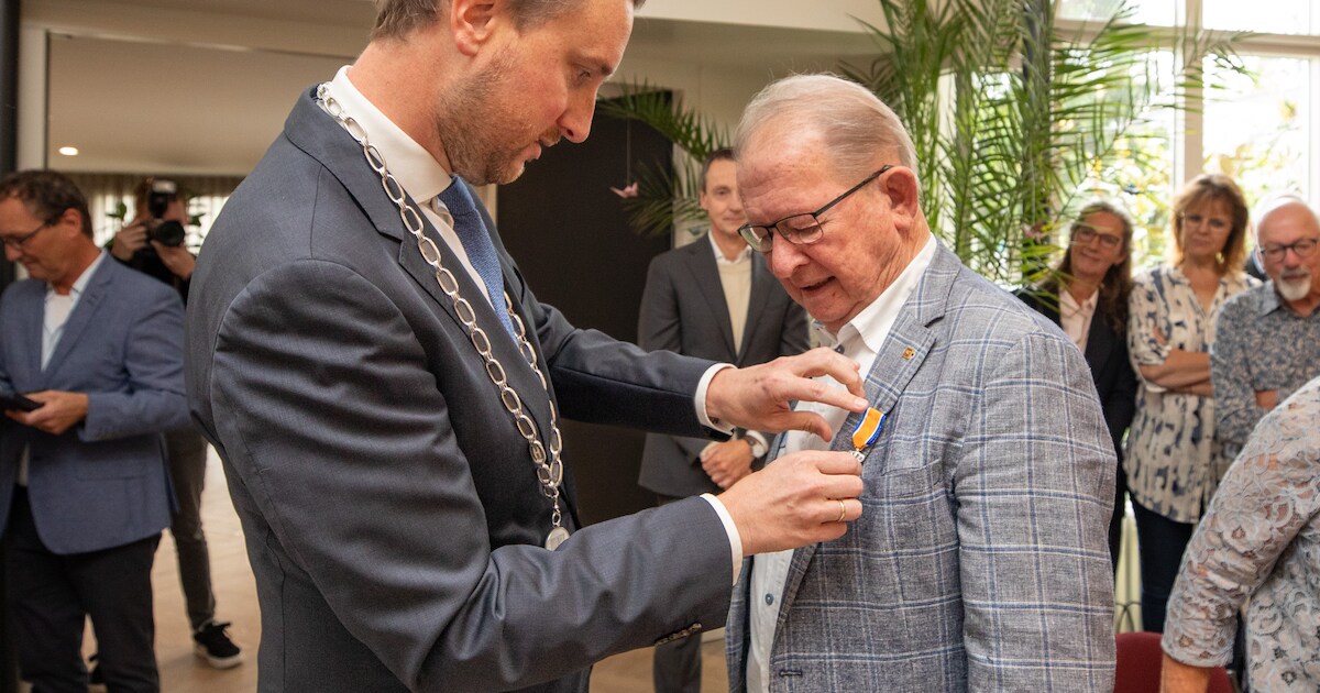 Organist Arie Bax van de Paaskerk krijgt lintje bij zijn afscheid ...