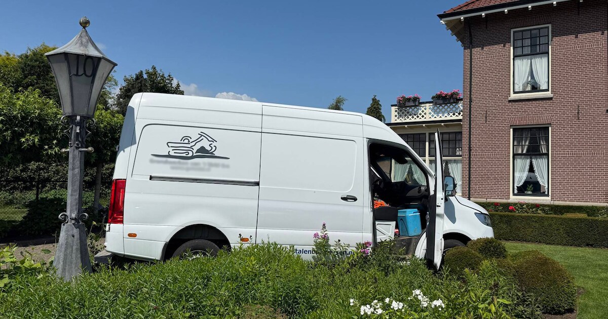 Bedrijfsbusje raakt van weg en belandt in voortuin in Putten ...