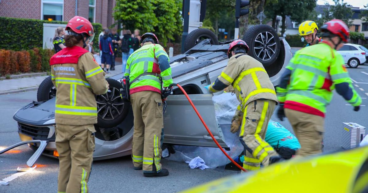 Twee gewonden bij ongeluk in Apeldoorn: auto op de kop na botsing met ...