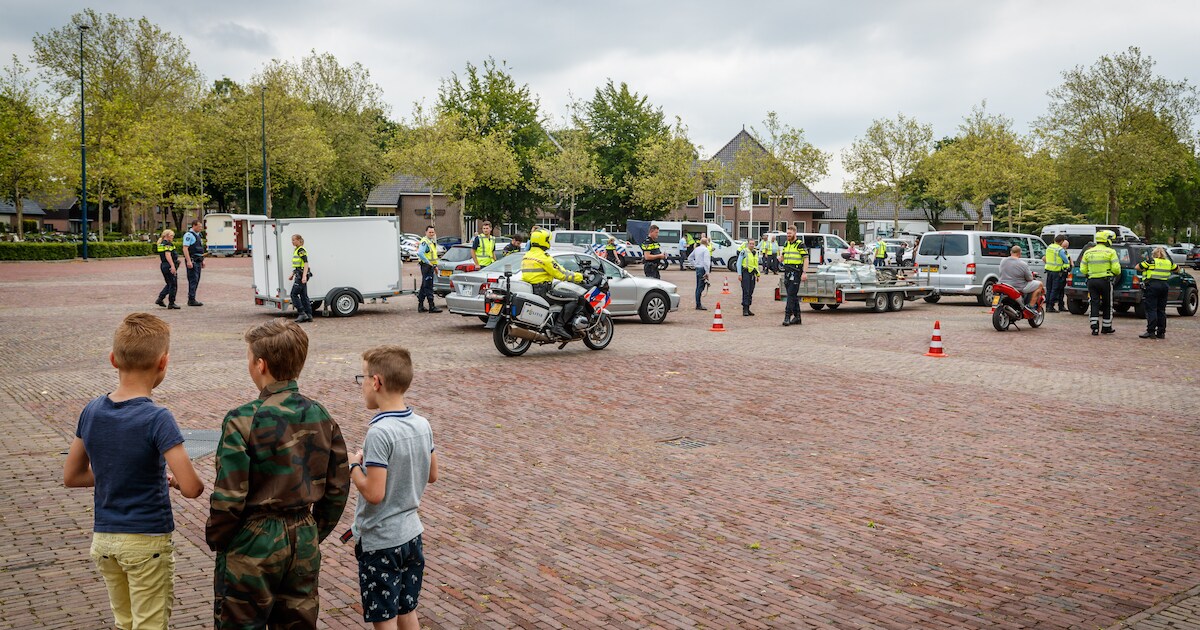 Politie houdt grote controle op de Markt in Staphorst | Staphorst ...