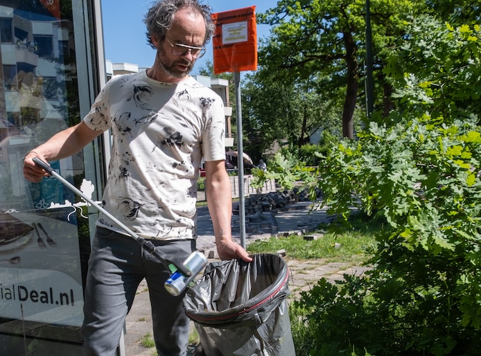 Daniël ergert zich aan troep op straat en ruimt zwerfafval op: ‘Je gaat ...
