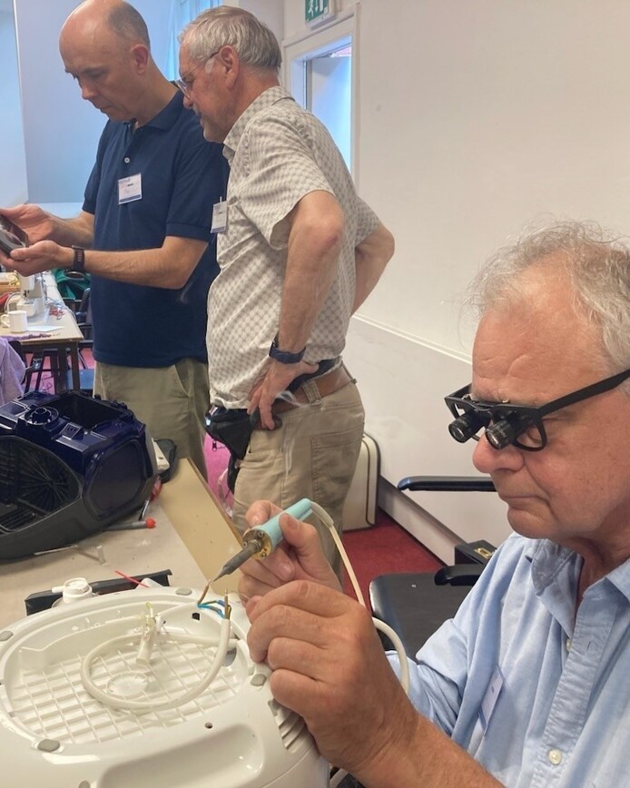 Repair Cafés in Gooise Meren blijven open deze zomer | Almere | destentor.nl