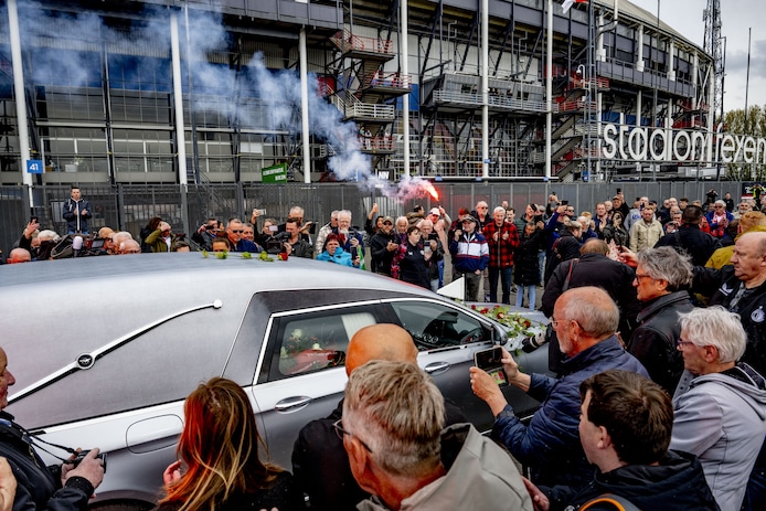 Honderden fans bij de Kuip vormen erehaag tijdens afscheid van ...