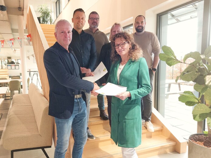 Zonnepanelen en gasloos: SWZ laat 14 woningen in de Zwolse wijk ...