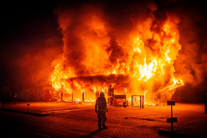 Arnhemse meubelzaak totaal verwoest na brand, 150 brandweerlieden in ...