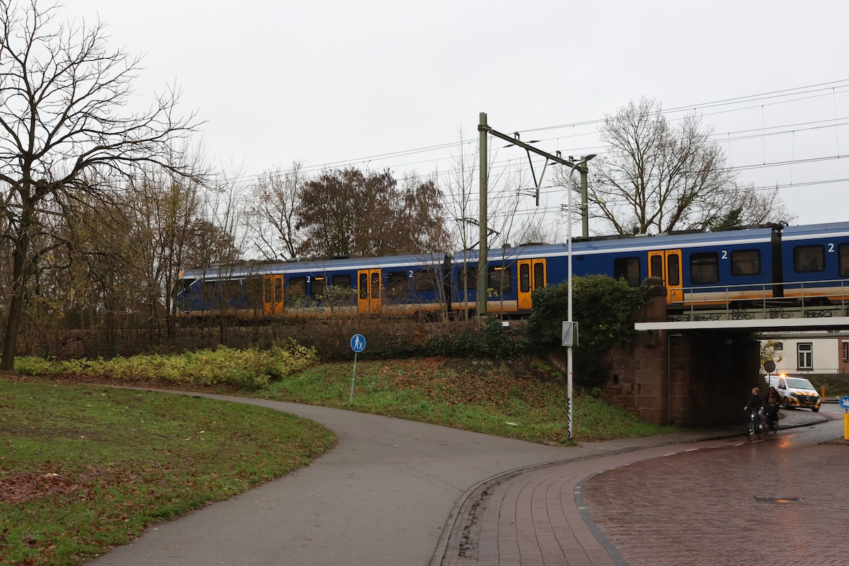 Man maakt deuren open en springt uit rijdende trein in Deventer ...