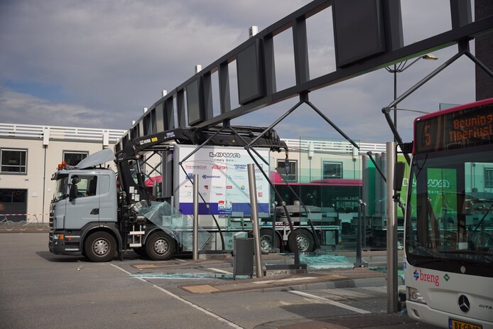 ‘Schade aan portaal boven busstation is vóór het einde van het jaar ...