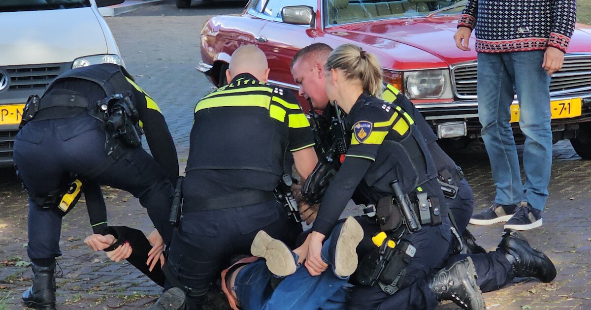Man veroorzaakt botsing in Elburg en wordt even later geboeid afgevoerd ...