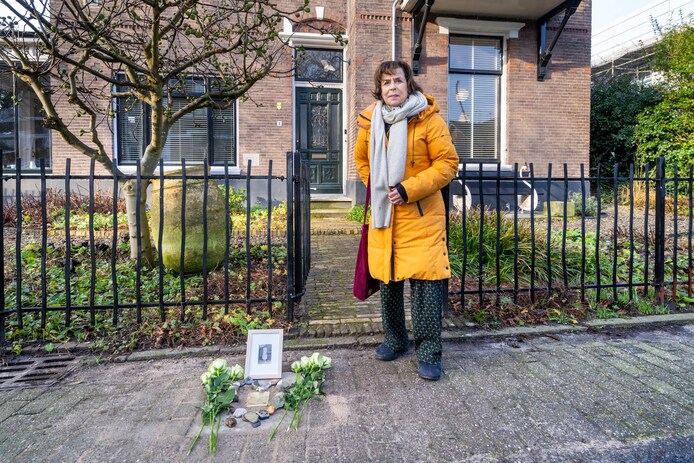 Audrey (75) herdenkt bij nieuwe struikelsteen Reina, die in Auschwitz werd vermoord | Arnhem ...