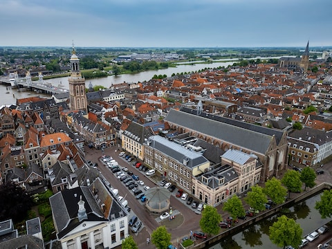 Oud-Kampense schrijft kinderboekje dat zich (deels) afspeelt in de stad ...