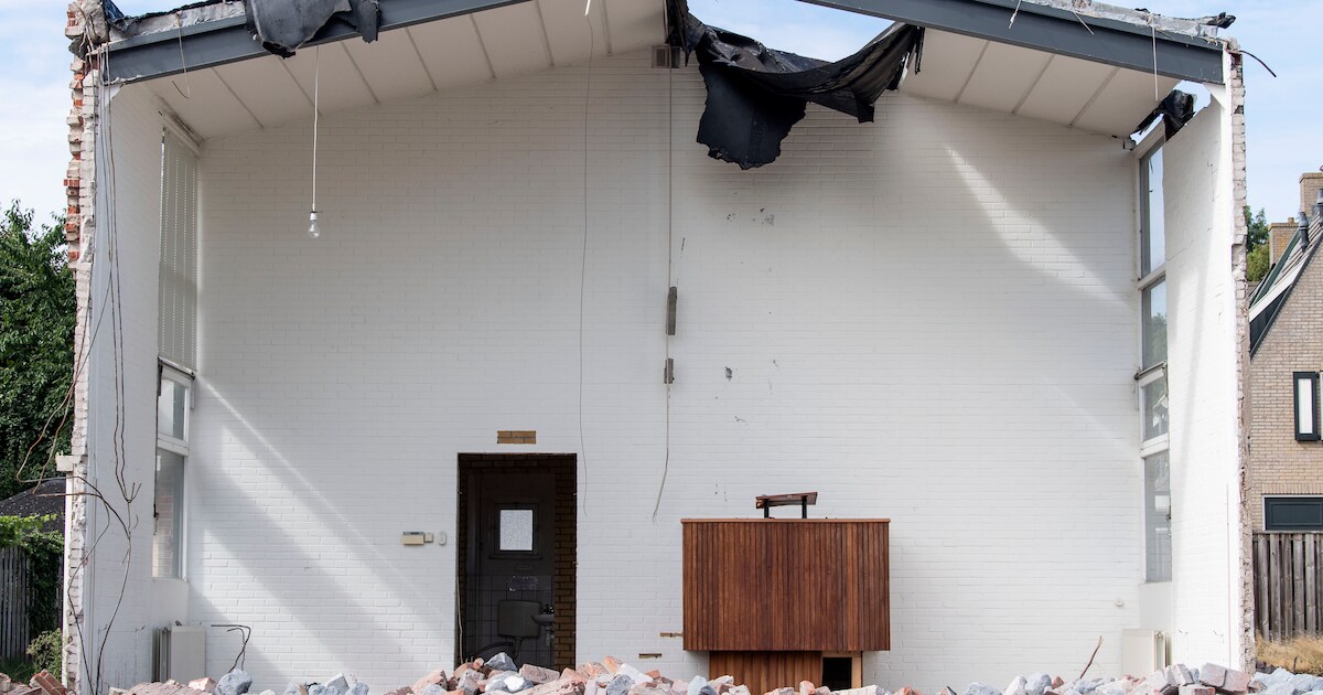 Blik op de kerk bijna weg in Neede, maar preekstoel NGK staat nog ...