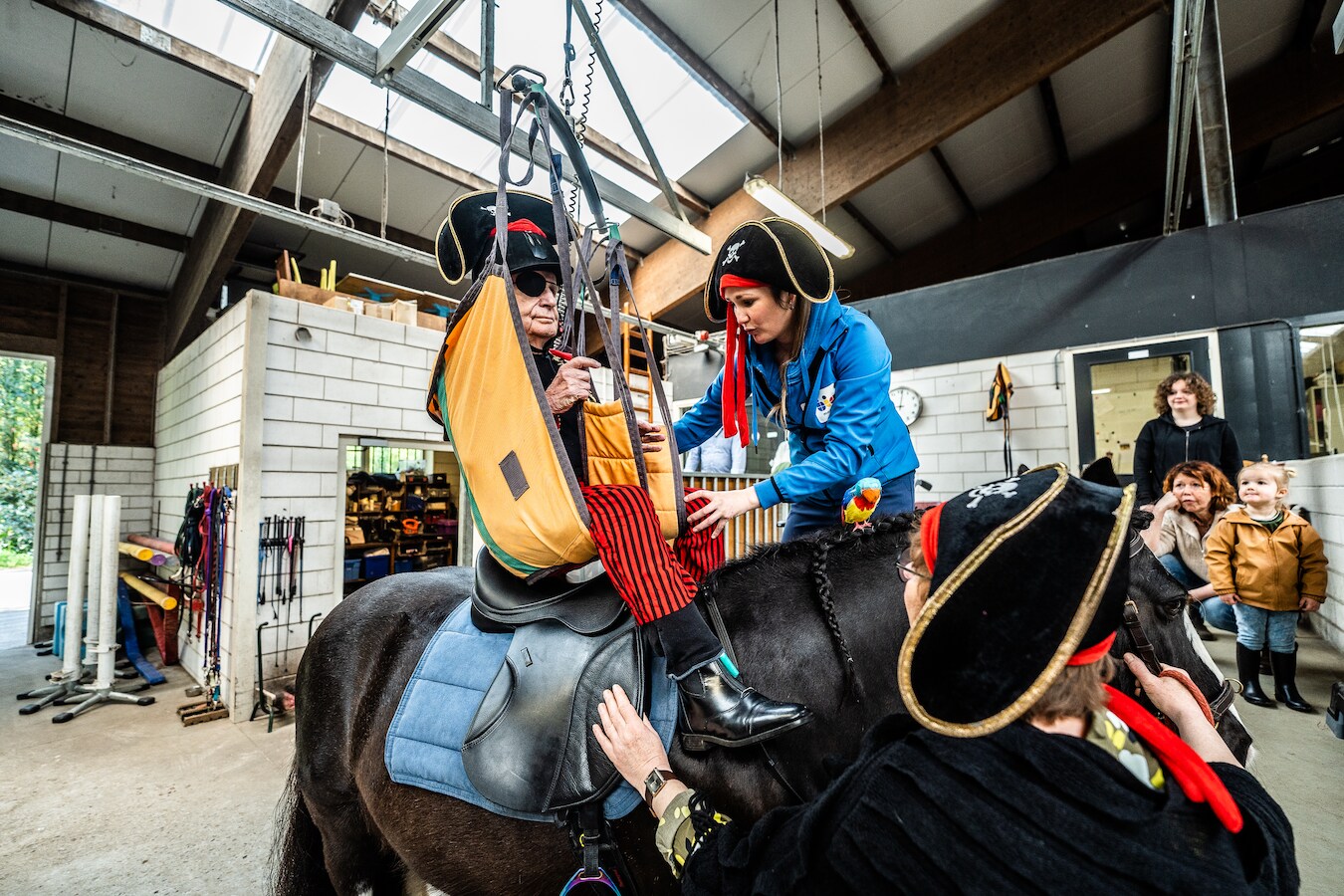 Ad (90) en paard Maggie zijn gek op muziek van de Pirates of the ...