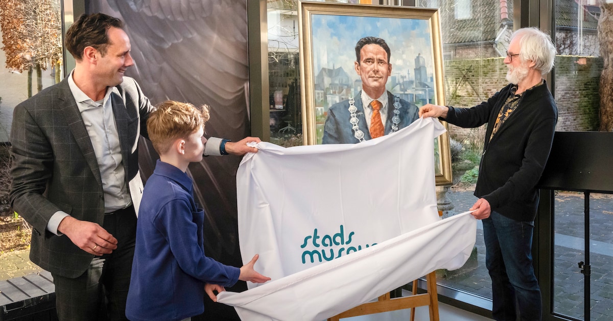 Marius van Dokkum schildert portret voor oud-burgemeester in Harderwijk ...