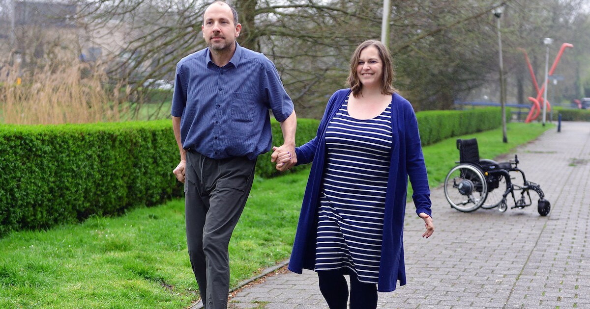 Vlak voor zijn huwelijk begon zijn hand te trillen, niet veel later zat ...