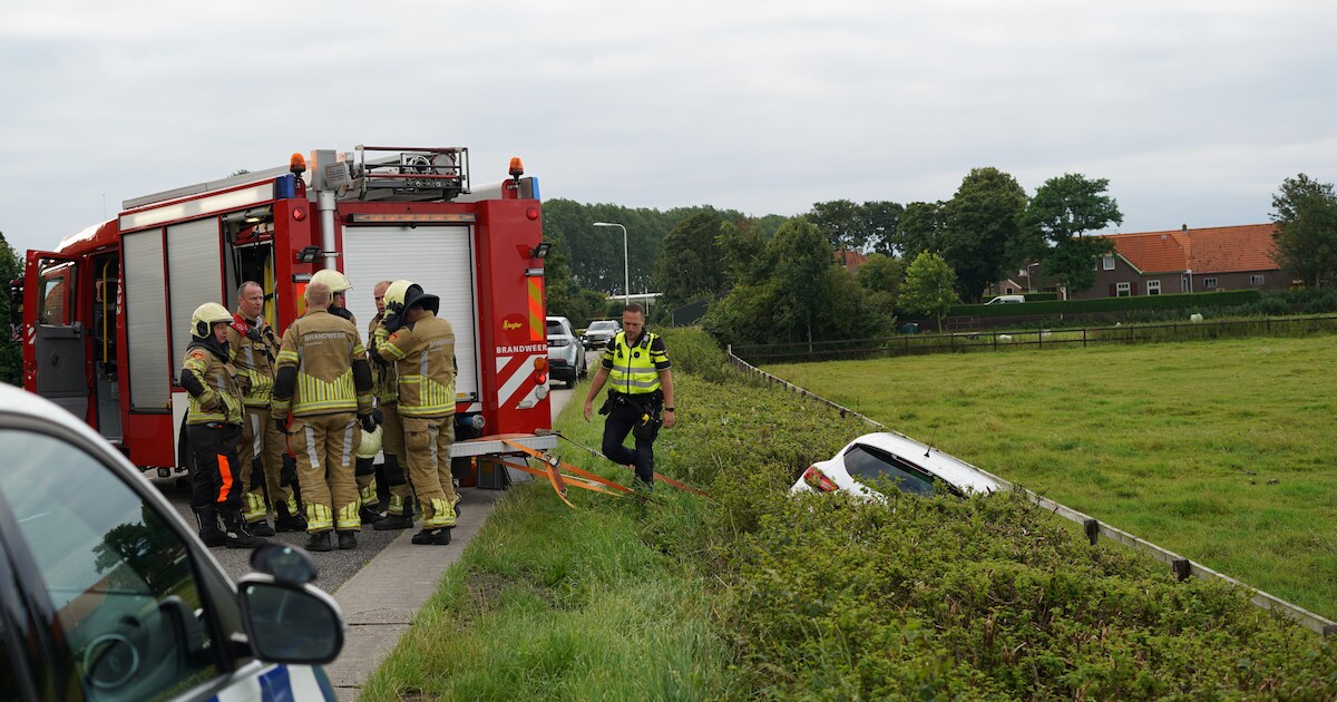 Man verliest macht over het stuur en belandt in een diepe greppel in IJsselmuiden | 112 nieuws ...