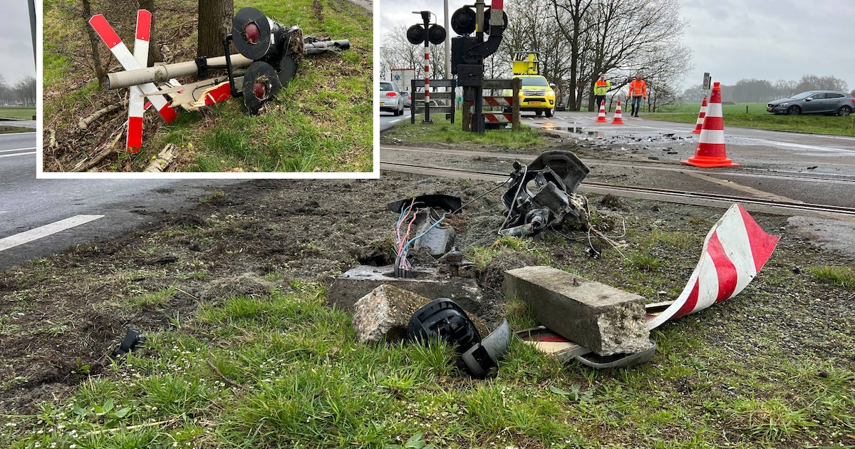 Automobi­list verliest controle over het stuur en rijdt spoorboom kapot ...
