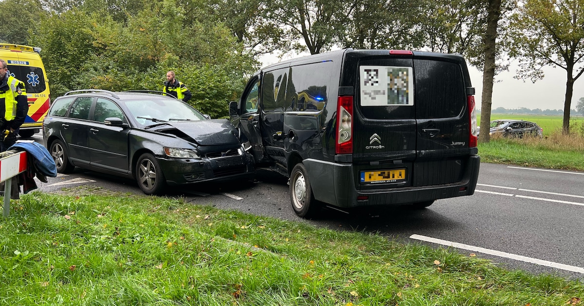 N337 dicht tussen Olst en Wijhe na botsing van bestelbus met auto | Olst-Wijhe | destentor.nl