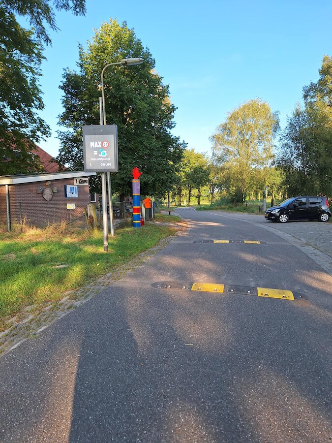‘Omgekeerde flitspaal’ levert deze Twentse basisschool duizenden euro’s ...