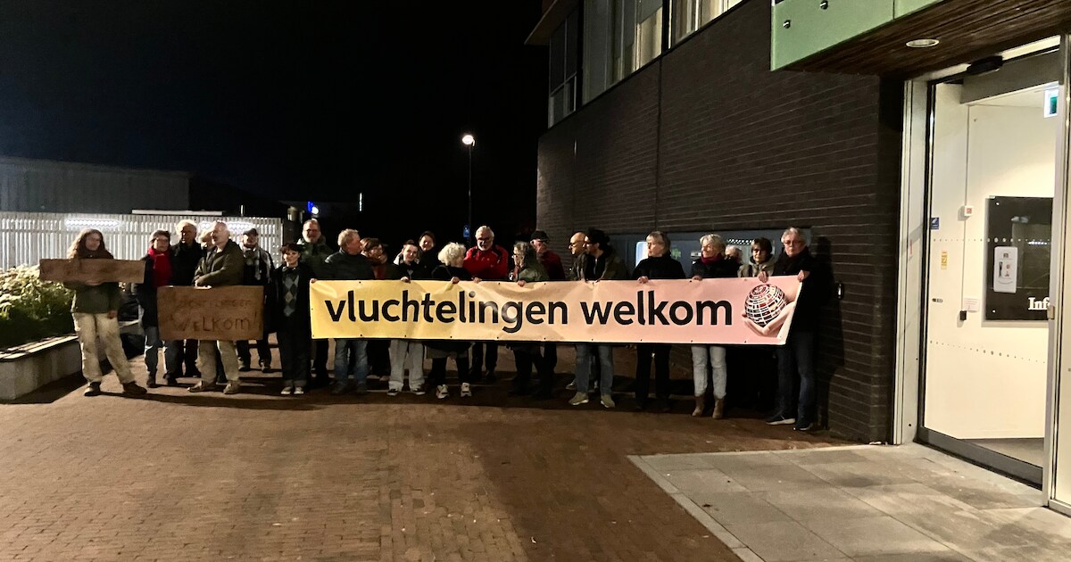 Met spandoeken naar het gemeentehuis van Wijhe: ‘Vluchtelingen zijn ...