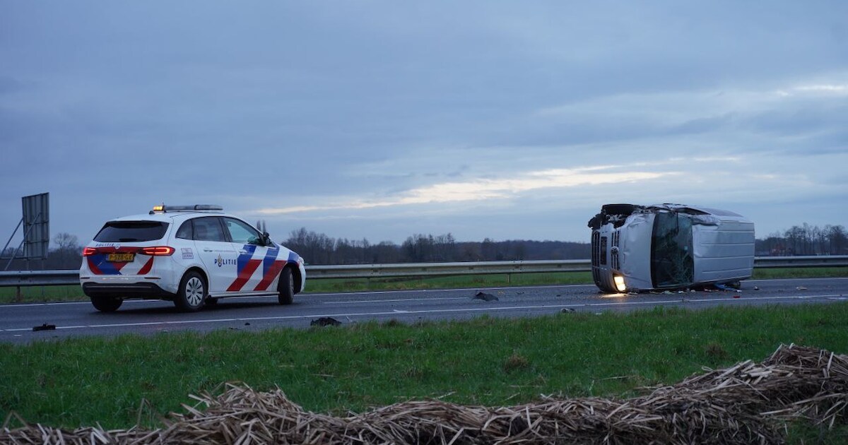 Drie auto’s botsen tegen elkaar op A28 bij Putten: weg bezaaid met brokstukken | 112 nieuws ...