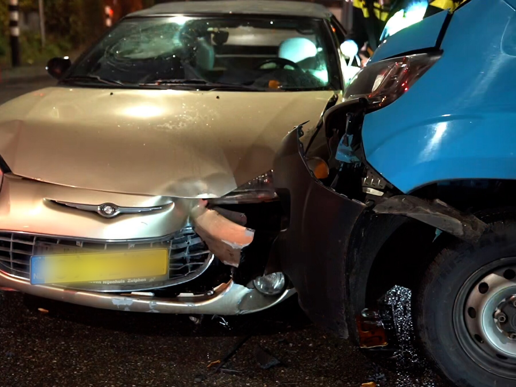 Auto en busje eindigen midden op kruispunt in Zutphen tegen elkaar | 112 nieuws Zutphen | De ...