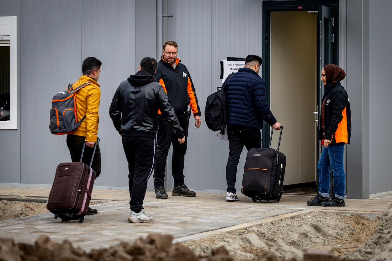 De eerste statushouders druppelen binnen in Holten, onder wie Mustafa ...