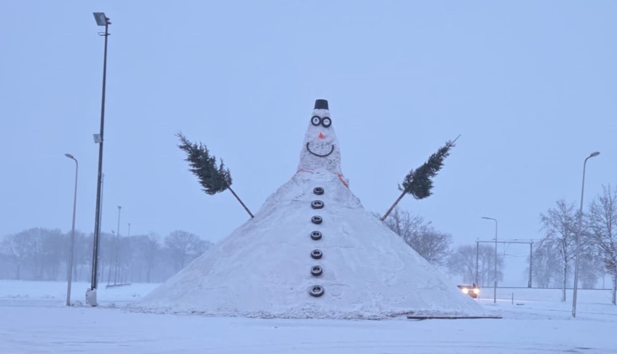 Zo bouwde Staphorst de grootste sneeuwpop van Nederland: ‘Als we iets ...