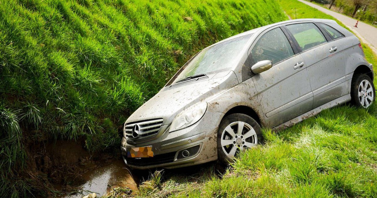 Auto met bierblikjes belandt in sloot, bestuurder weigert bloedtest ...