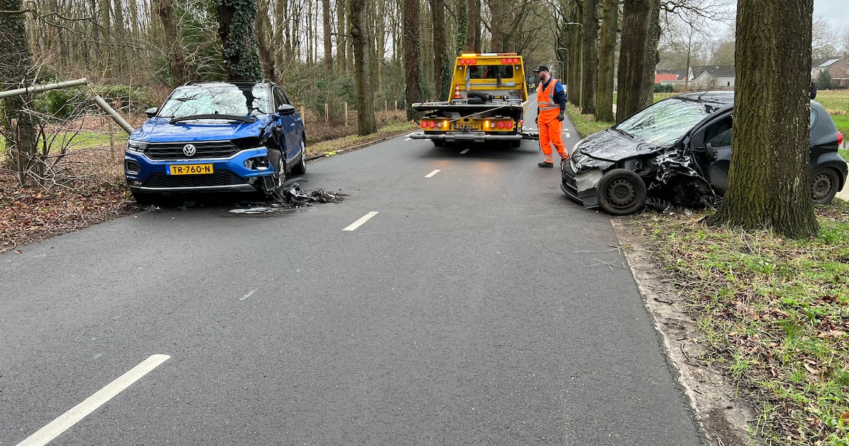 Frontale botsing in Diepenveen zorgt voor brokstukken en een afgebroken ...