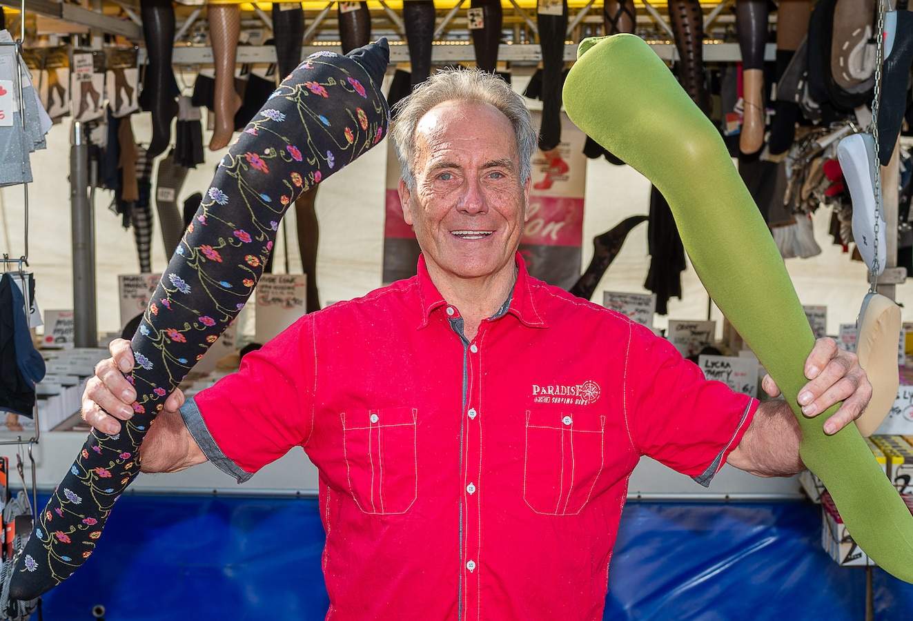 Jaap (69) weet alles van beenmode en vermaakt iedereen bij zijn ...