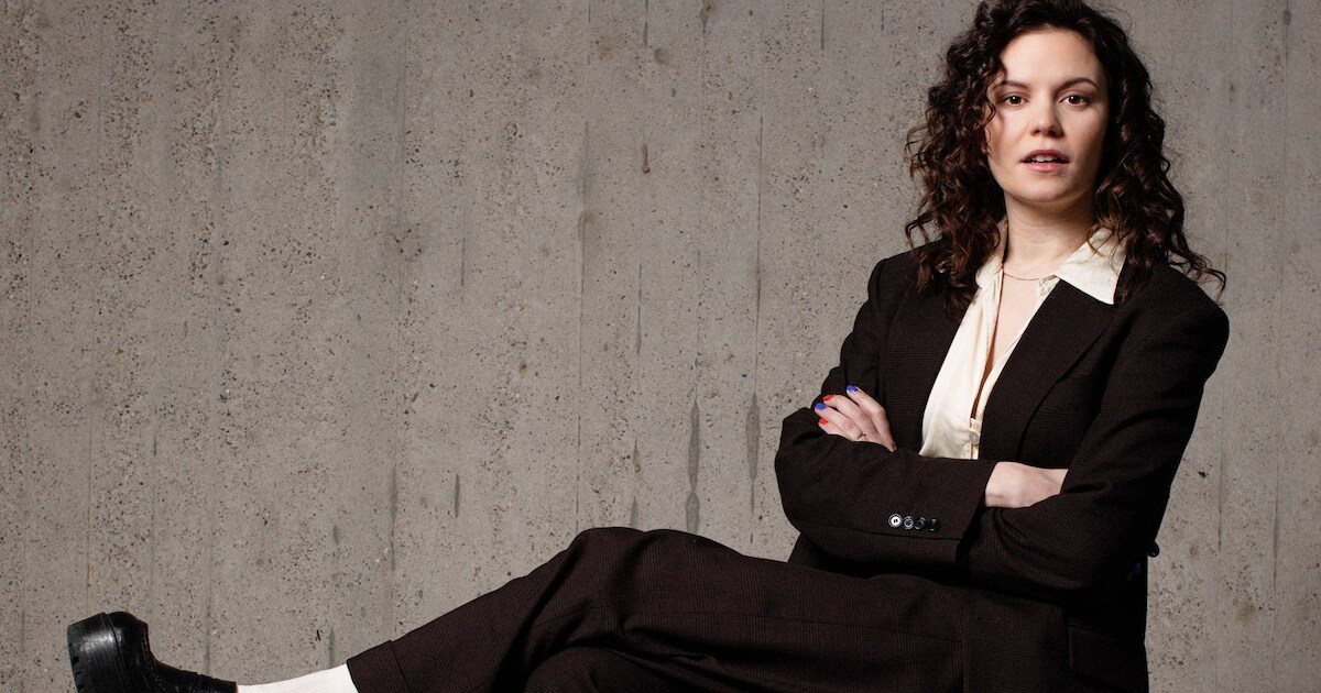 Actrice Frieda Barnhard werkt nu als postbode omdat nieuwe rollen uitblijven | Mezza | destentor.nl