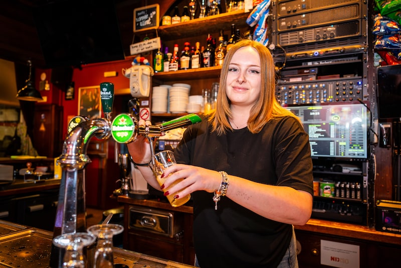 Nynke (25) uit Ommen tapt beste biertje van Overijssel, maar blijft ...