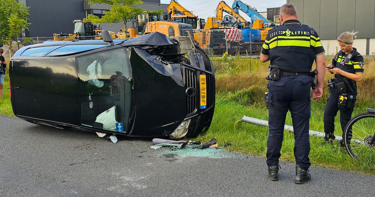 Vrouw (20) verliest controle over het stuur en belandt met auto op z'n kant | 112 nieuws ...