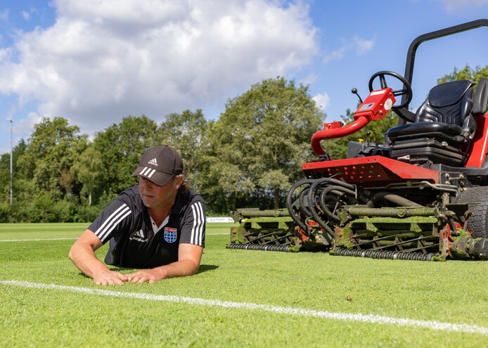 Grasmeester Alfred van PEC Zwolle schrok van groot spandoek: ‘Ik heb er ...