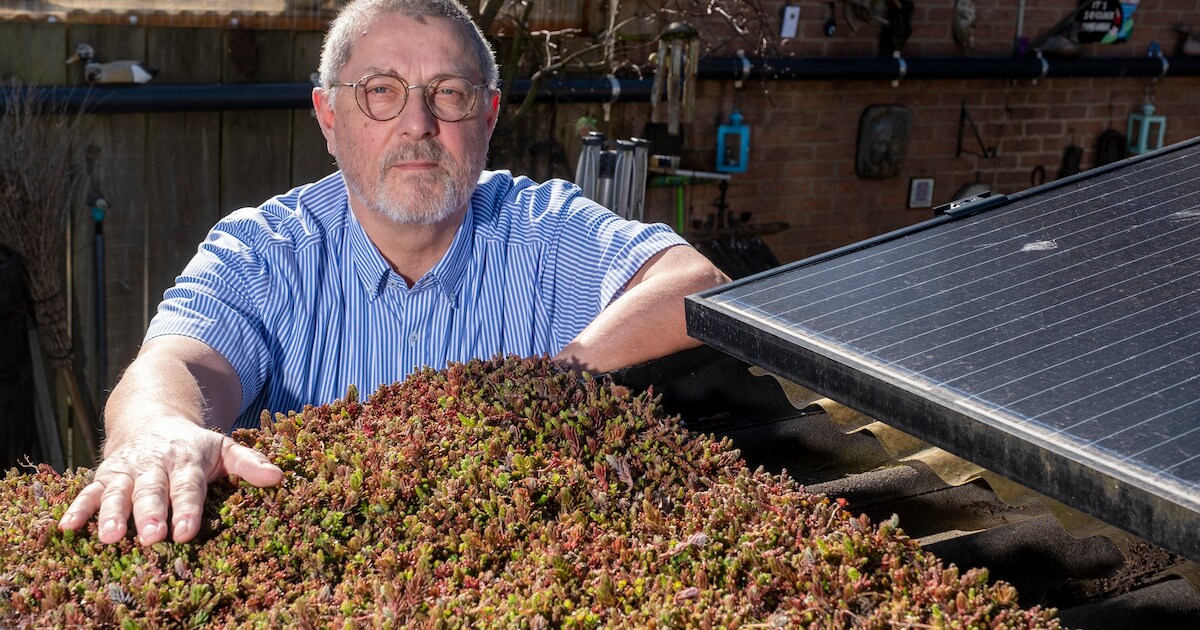 Johan uit ’t Harde zet zijn platte dak (en dat van de buren) vol met ...