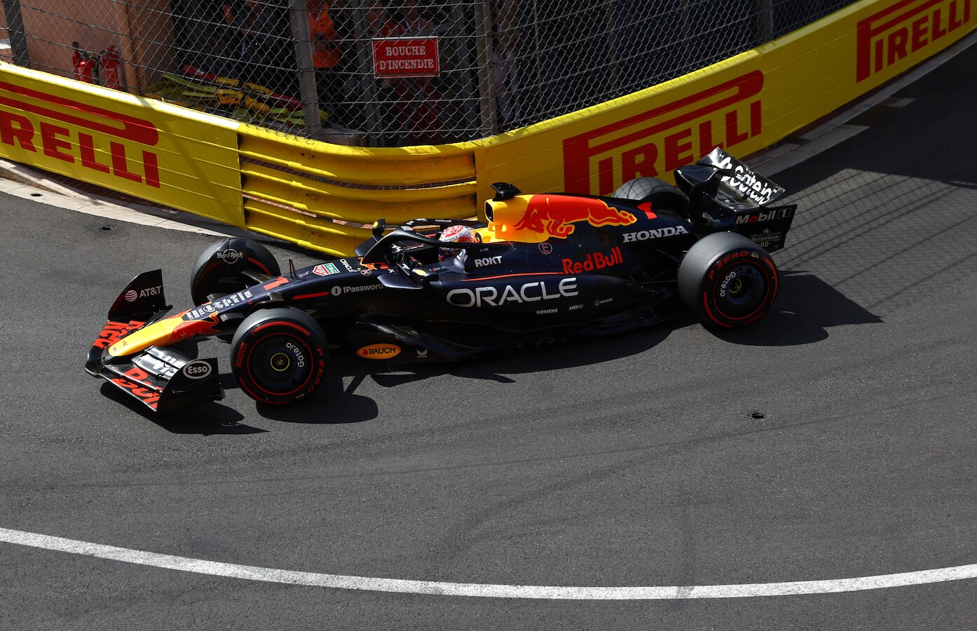 Max Verstappen start tóch als vierde in Monaco na straf Lewis Hamilton ...