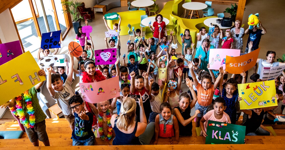 Meesters en juffen Kindcentrum Rivierenwijk in Deventer geven drie ...