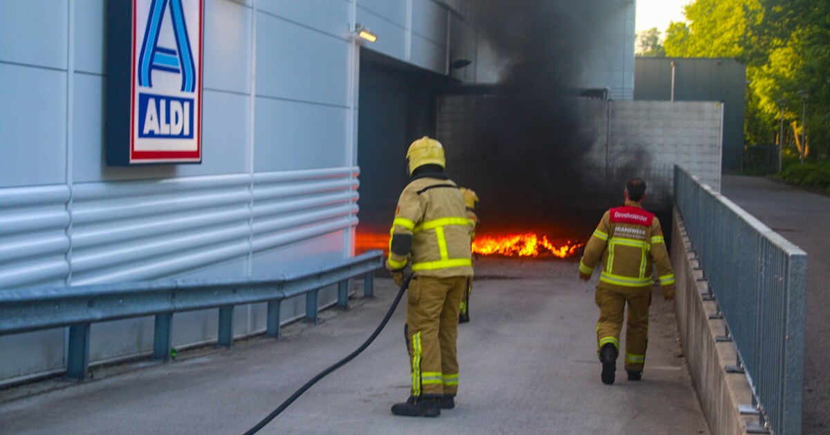 Korte maar felle brand in laaddock Apeldoornse Aldi | Regio | De Stentor.nl