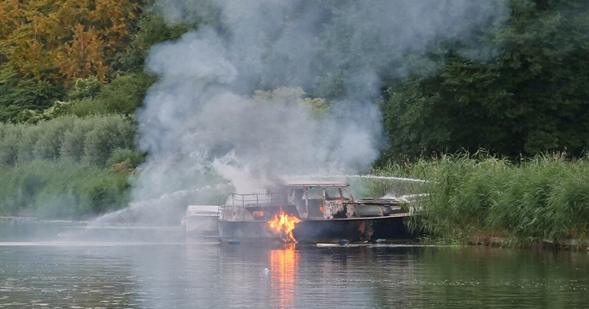 Veel schade aan woonboot in Almere door brand | 112 nieuws Almere | De ...