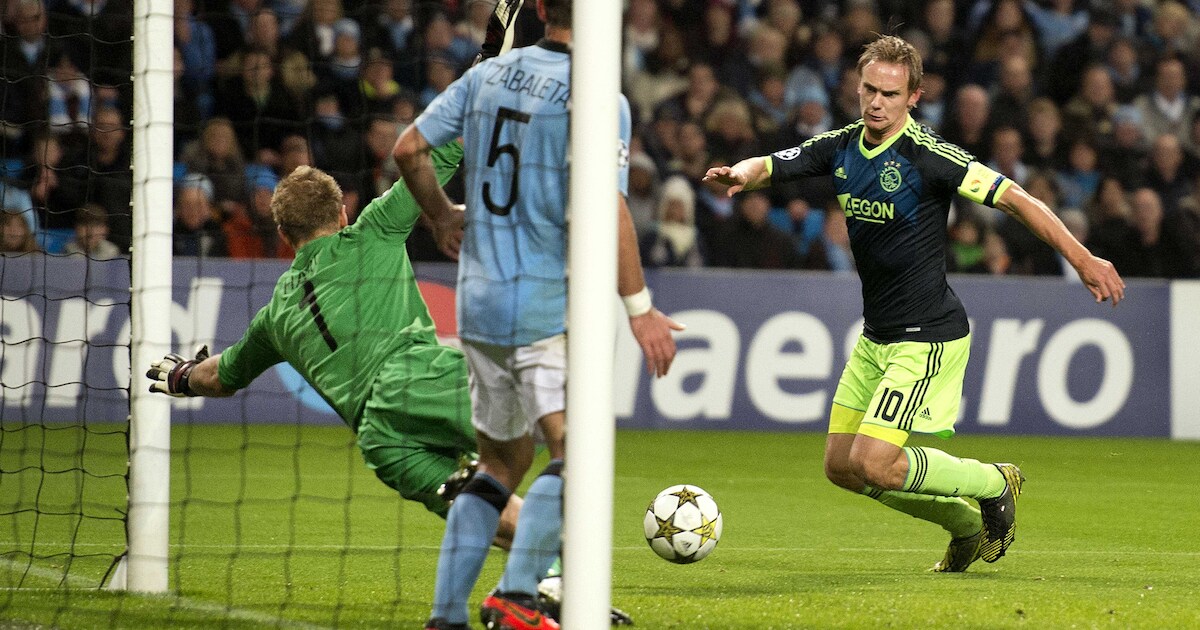 Ajax-aanvoerder De Jong weet niet of hij moet juichen | Voetbal ...