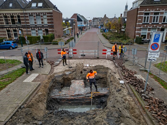 Historische stadsmuur Kampen duikt op bij aanleg riolering (maar wie ’m ...