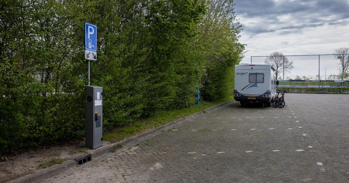 Laadpaal bij dorpshuis staat er eindelijk, maar precies op de verkeerde ...
